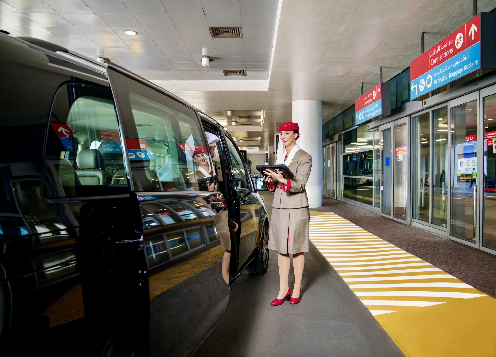 Emirates dévoile un uniforme exclusif Premium & VIP Passenger Services ...